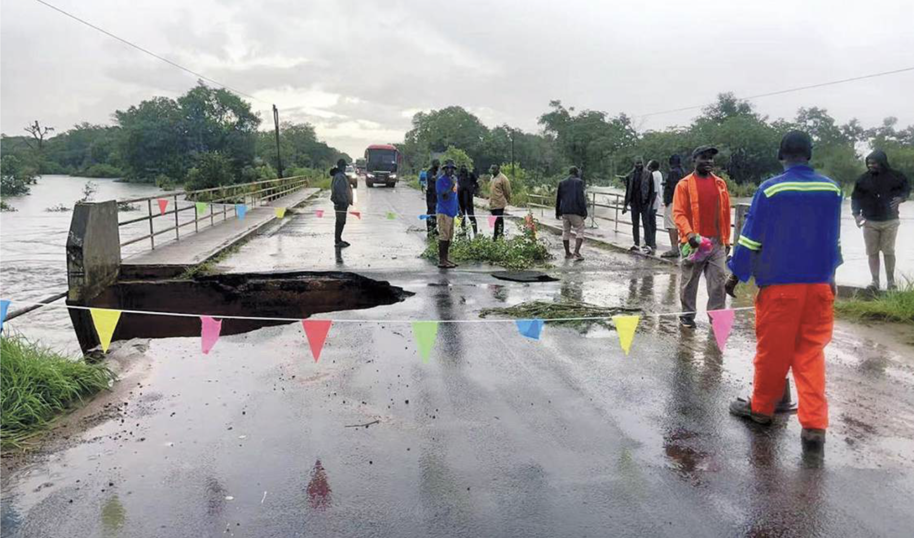 Cratera no rio Muari interrompe Estrada Nacional Número-1 - Lupa News