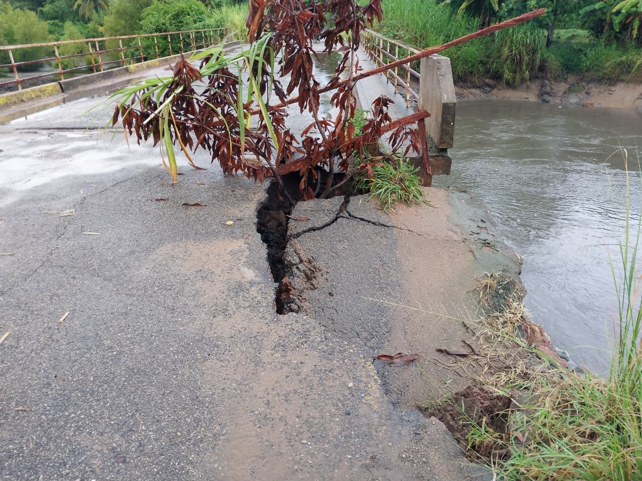 Trânsito interdito na via Quelimane–Maquiavel–Zalala após danos graves ...